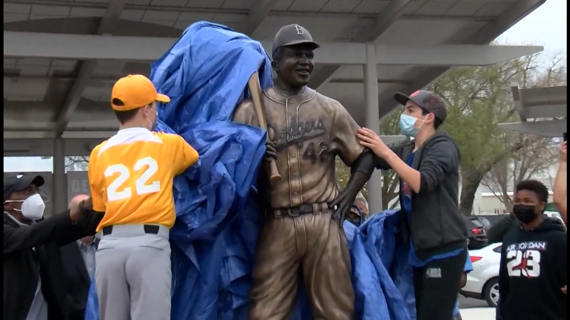 Colorado company will replace stolen Jackie Robinson statue | 9news.com