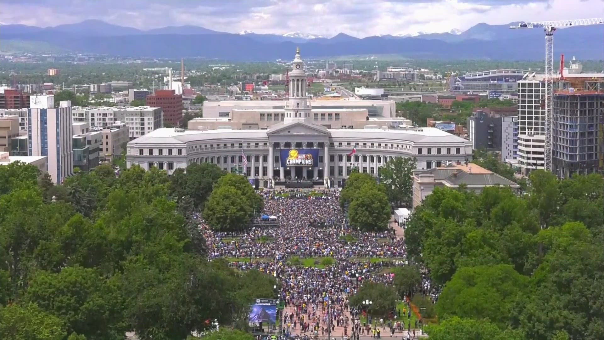Crowds flood downtown Denver for Nuggets celebration parade | 9news.com