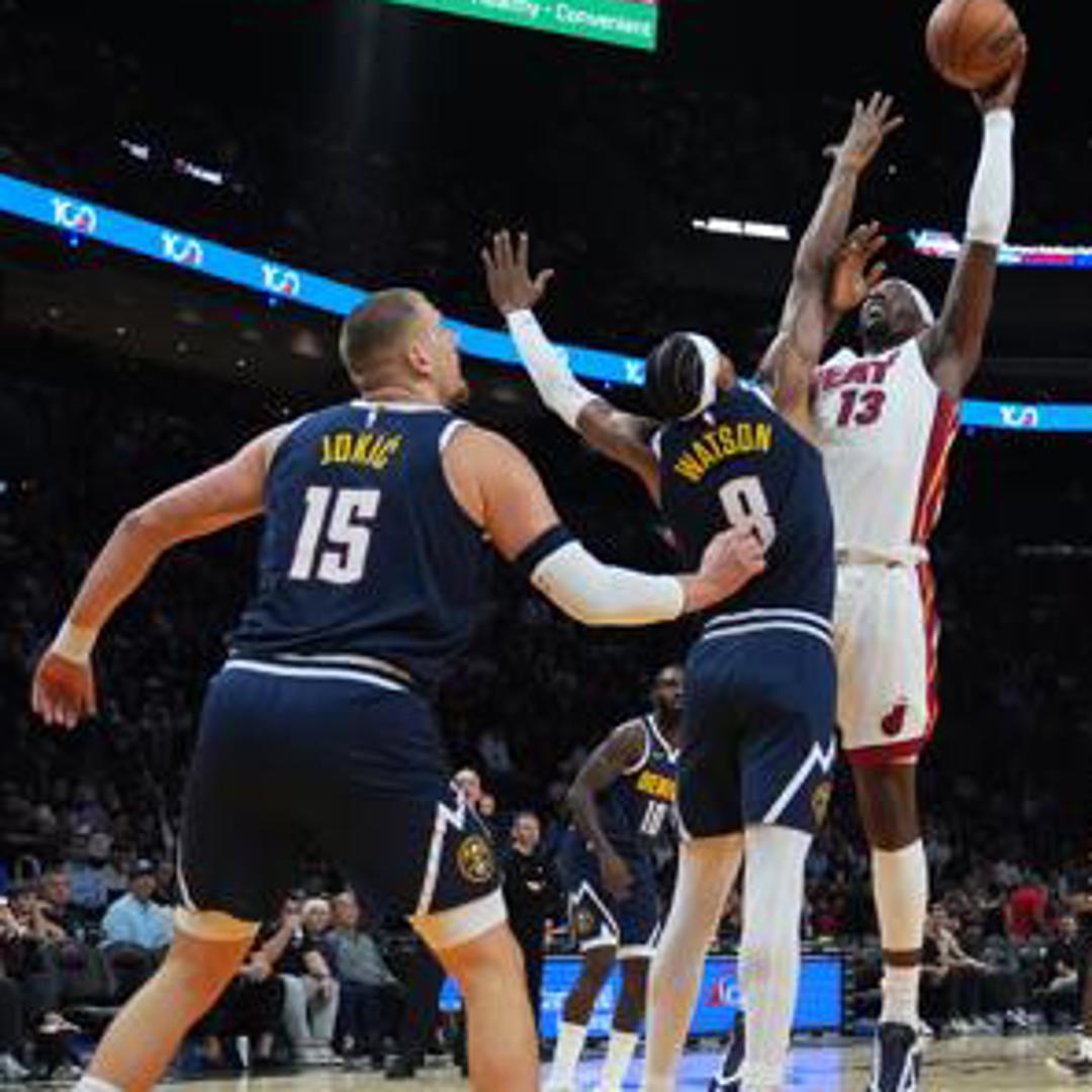 Nuggets star Nikola Jokic hurts left knee, limps off court at halftime ...