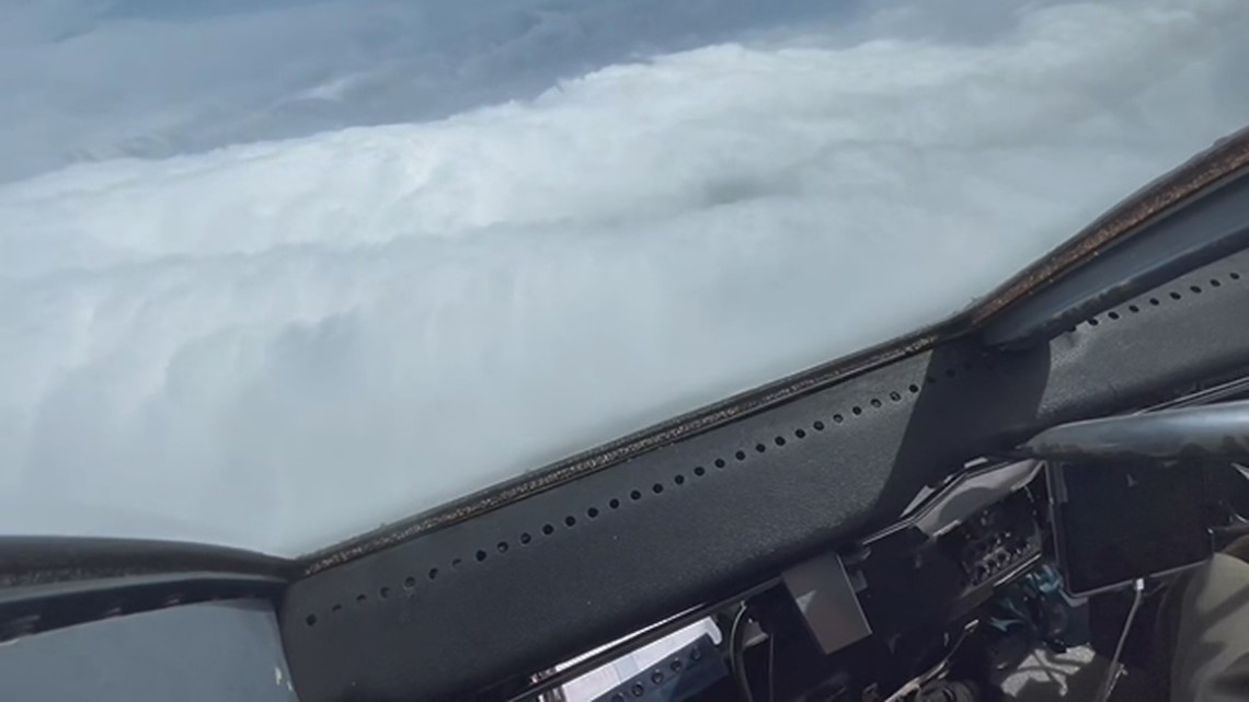 RAW: Hurricane hunters fly through the eye of Hurricane Ian | 9news.com