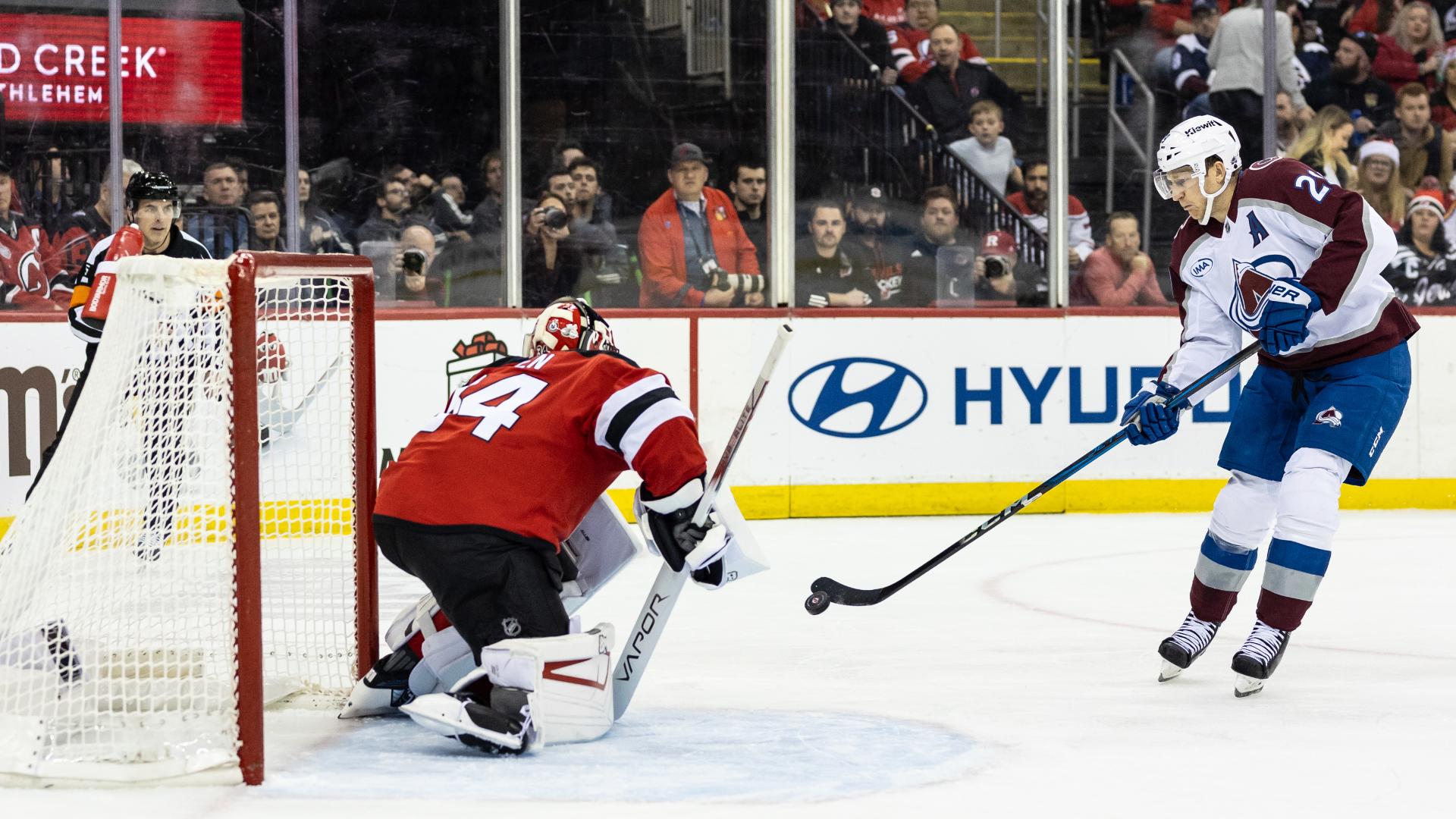 Scott Wedgewood stops 25 shots in the Avalanche's win over the Devils ...