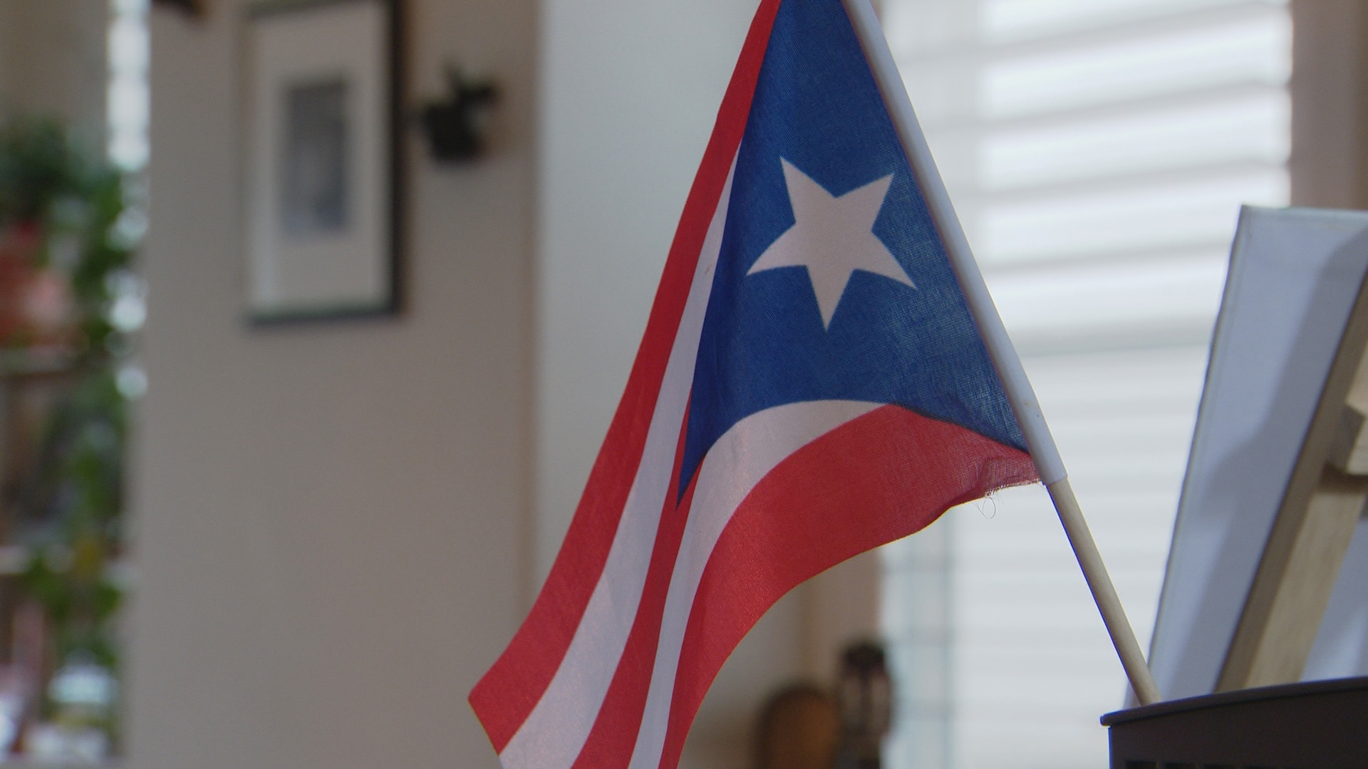 Through bilingual jokes, a Latina comedian makes humor more inclusive ...