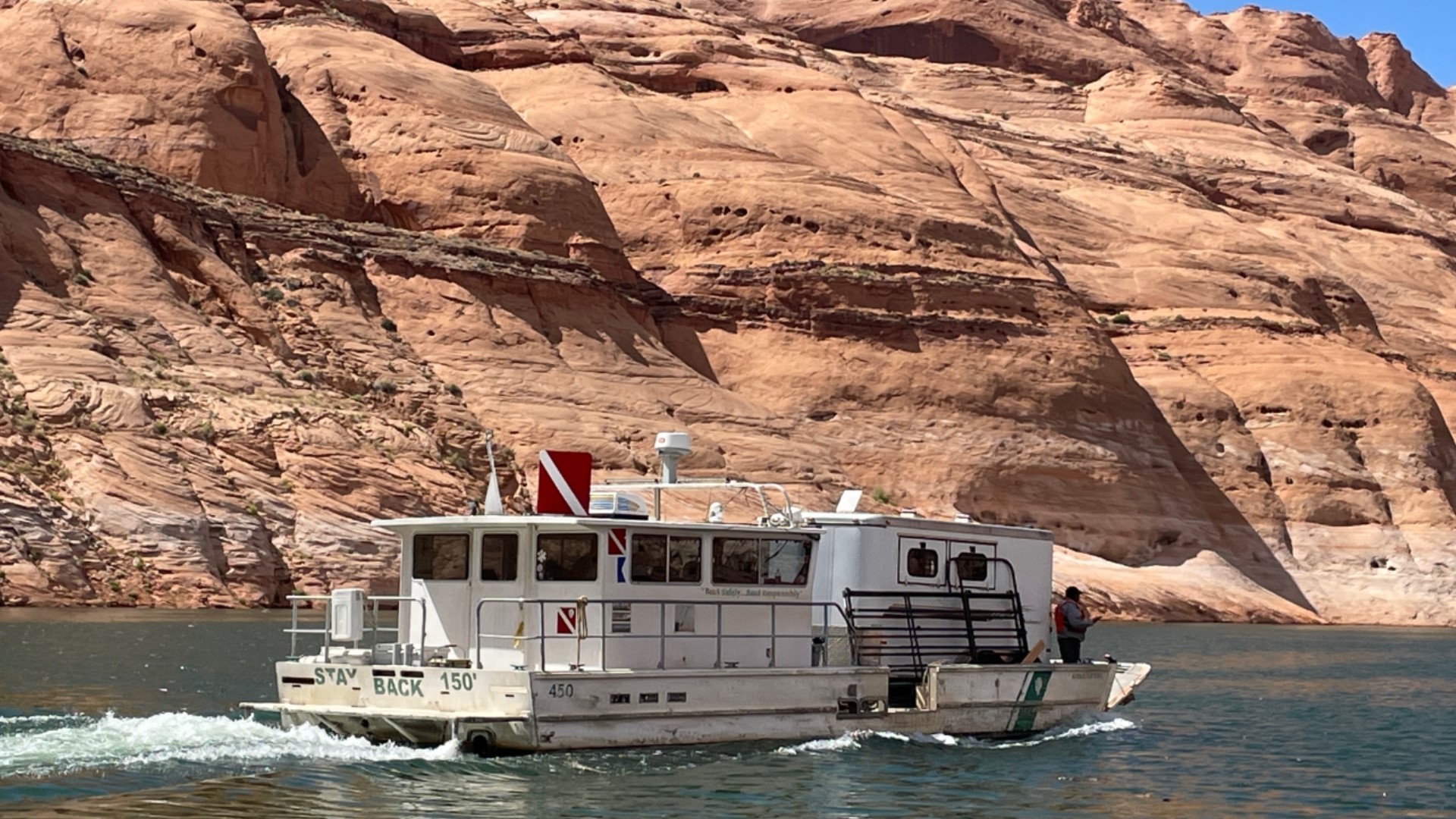 2 horses rescued after becoming stranded on Lake Powell beach | 9news.com
