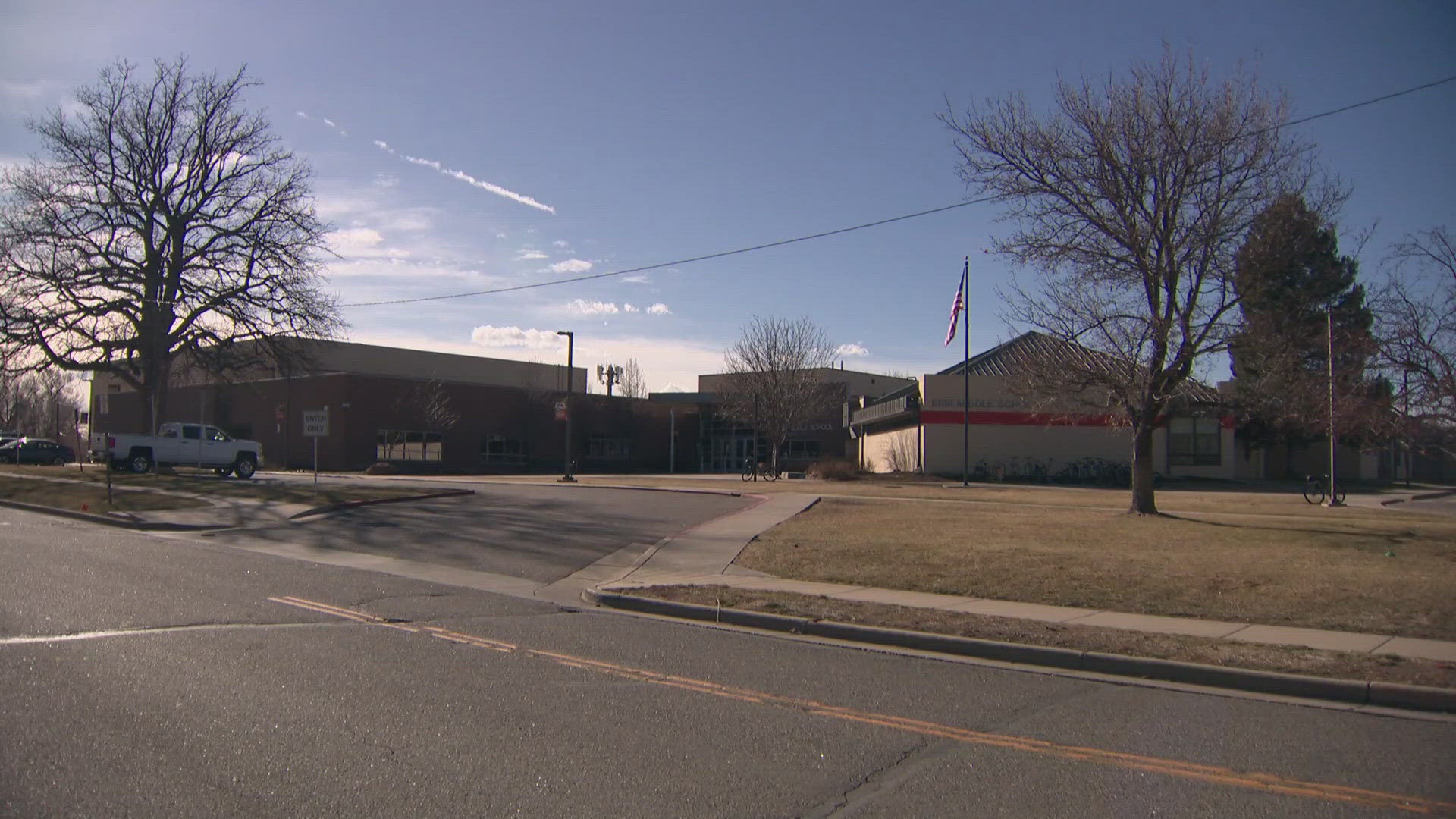 2 injured in shooting involving federal agents in Oregon | 9news.com