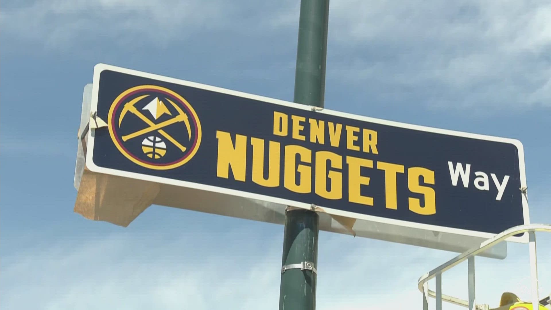 Mayor Hancock unveils street sign celebrating Denver Nuggets | 9news.com