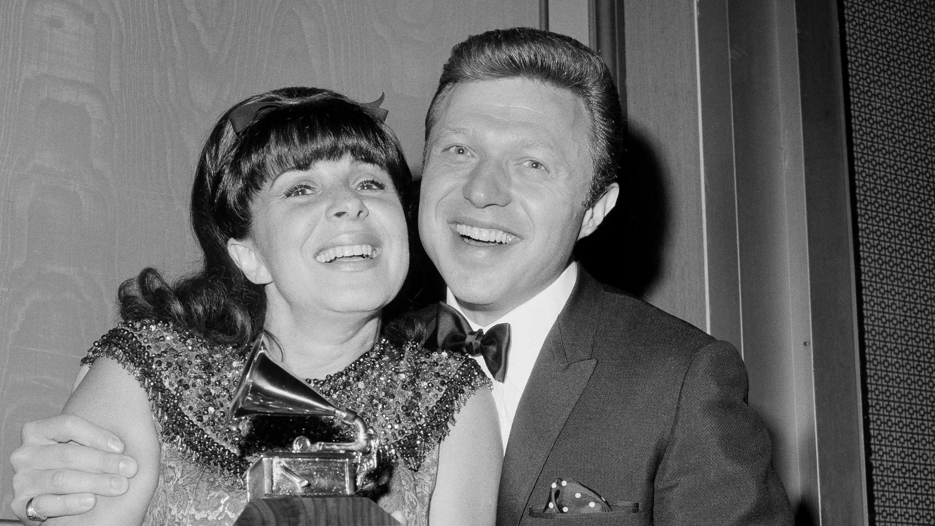 Grammy Award-winning singer Steve Lawrence dies at 88 | 9news.com
