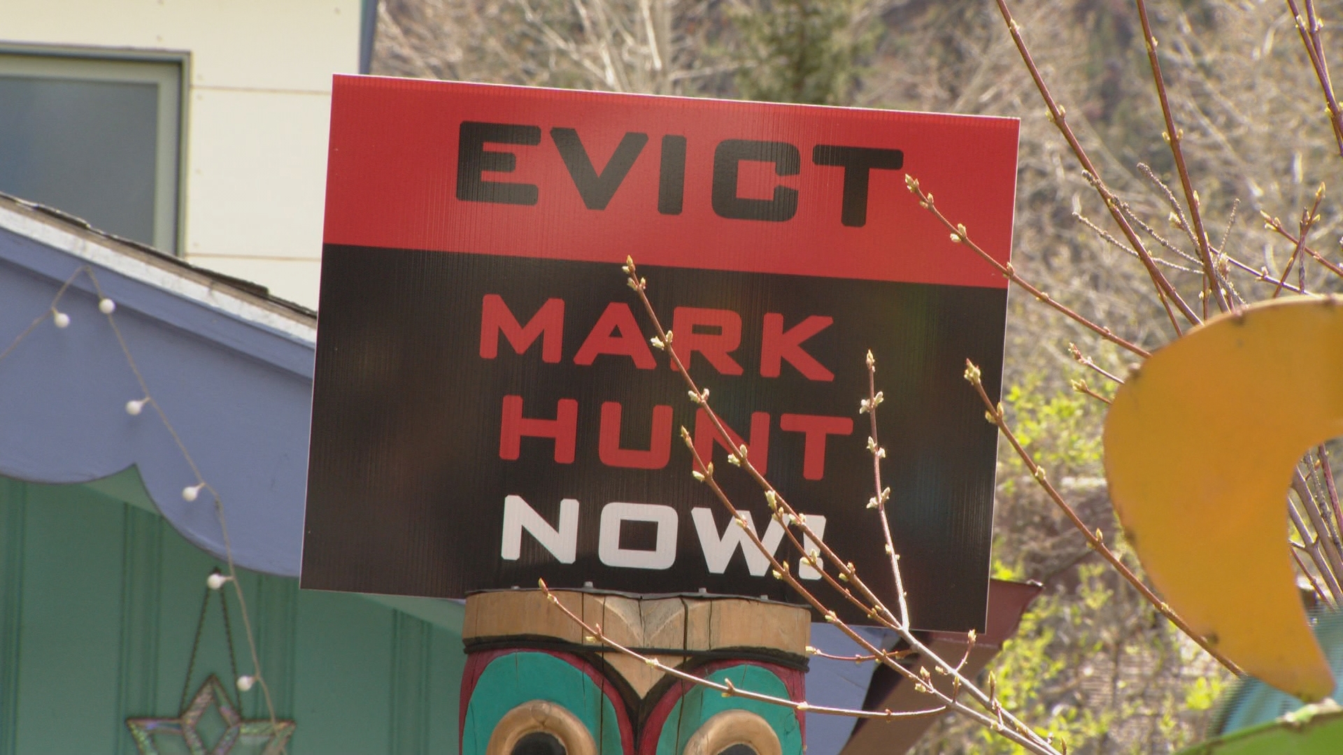 Aspen artist Mark Tye faces sign dispute over artistic yard | 9news.com