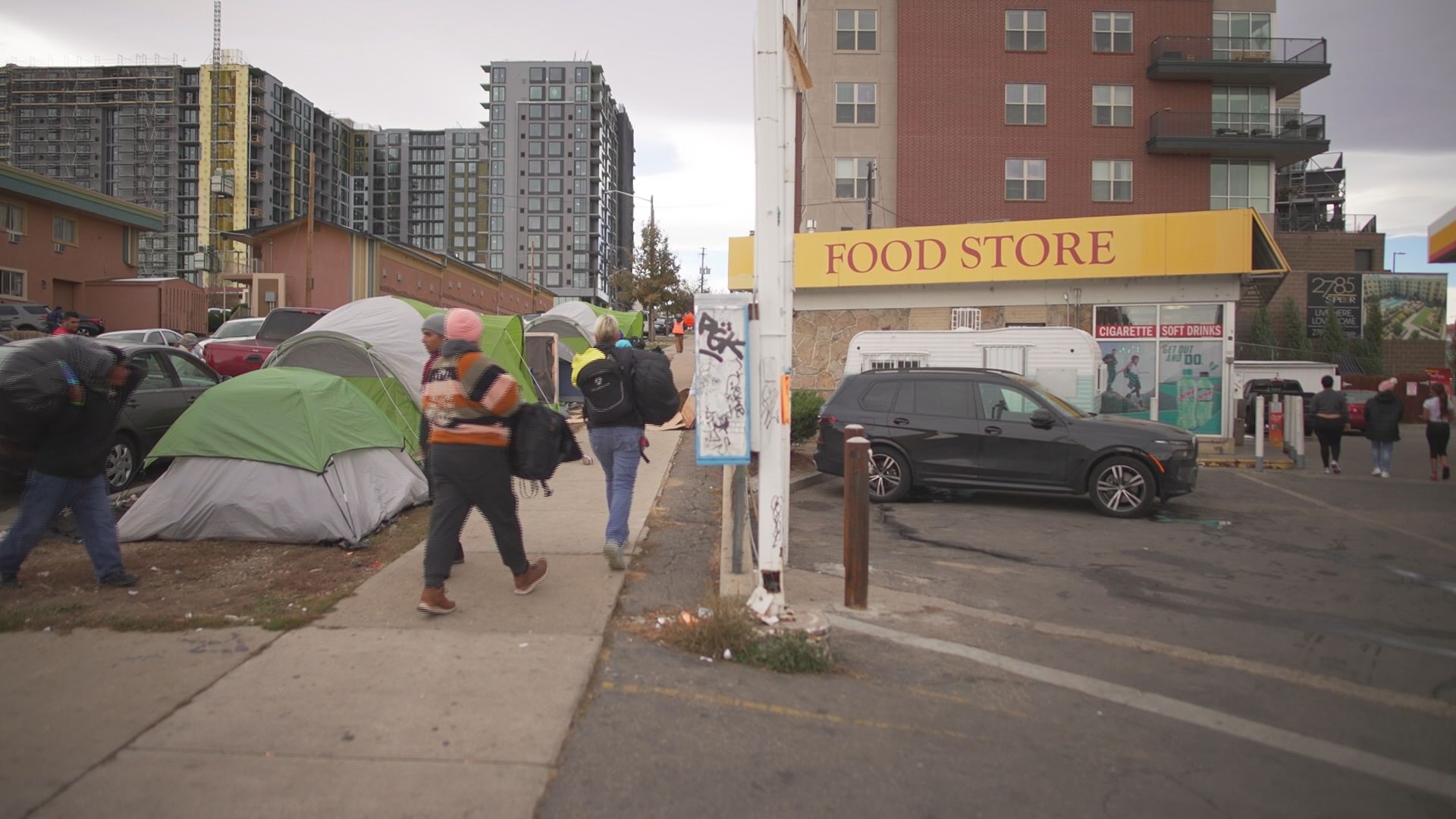 Homeless encampment of migrants in downtown Denver gets swept | 9news.com