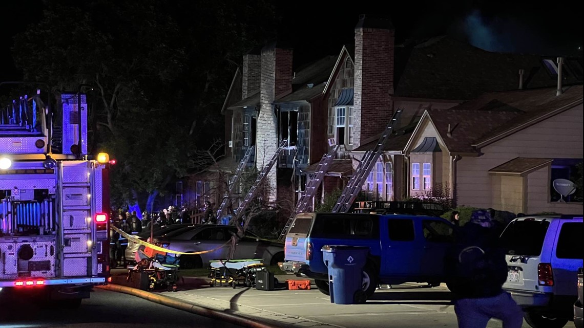 Aurora Fire responds to fire in townhomes Monday night | 9news.com