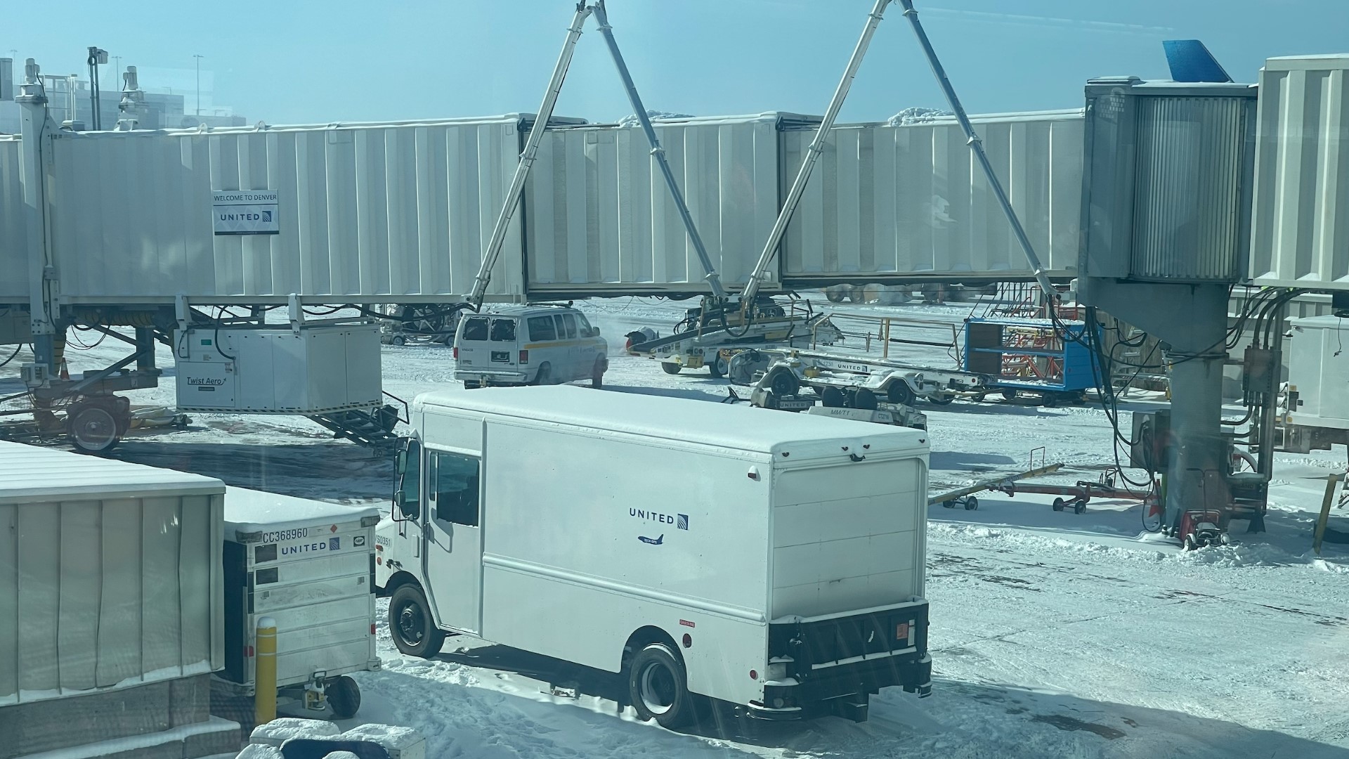 Snow, cold temps cancel, delay hundreds of Denver airport flights ...