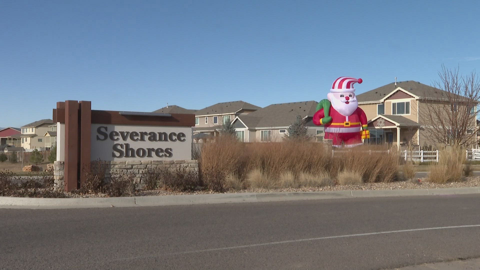 'We stand with Santa!' | HOA puts giant inflatable Santa on naughty ...