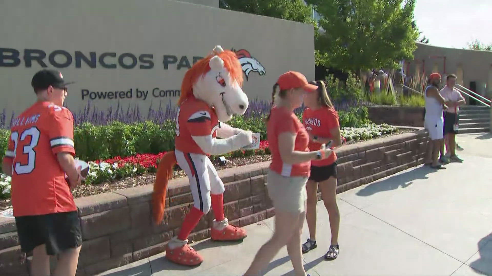 Bronco fans attend first open practice of the season | 9news.com