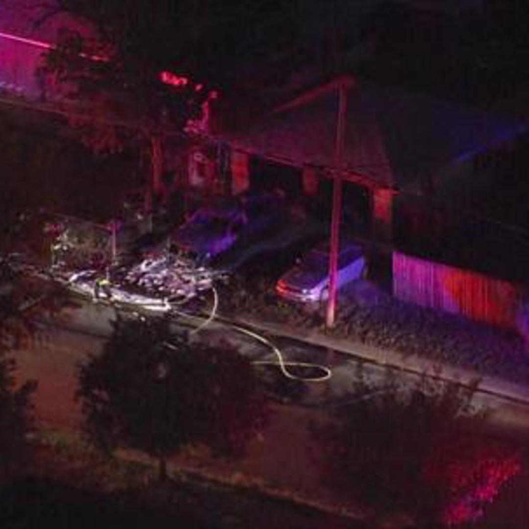 Aurora vehicle fire spreads to garage in Aurora | 9news.com