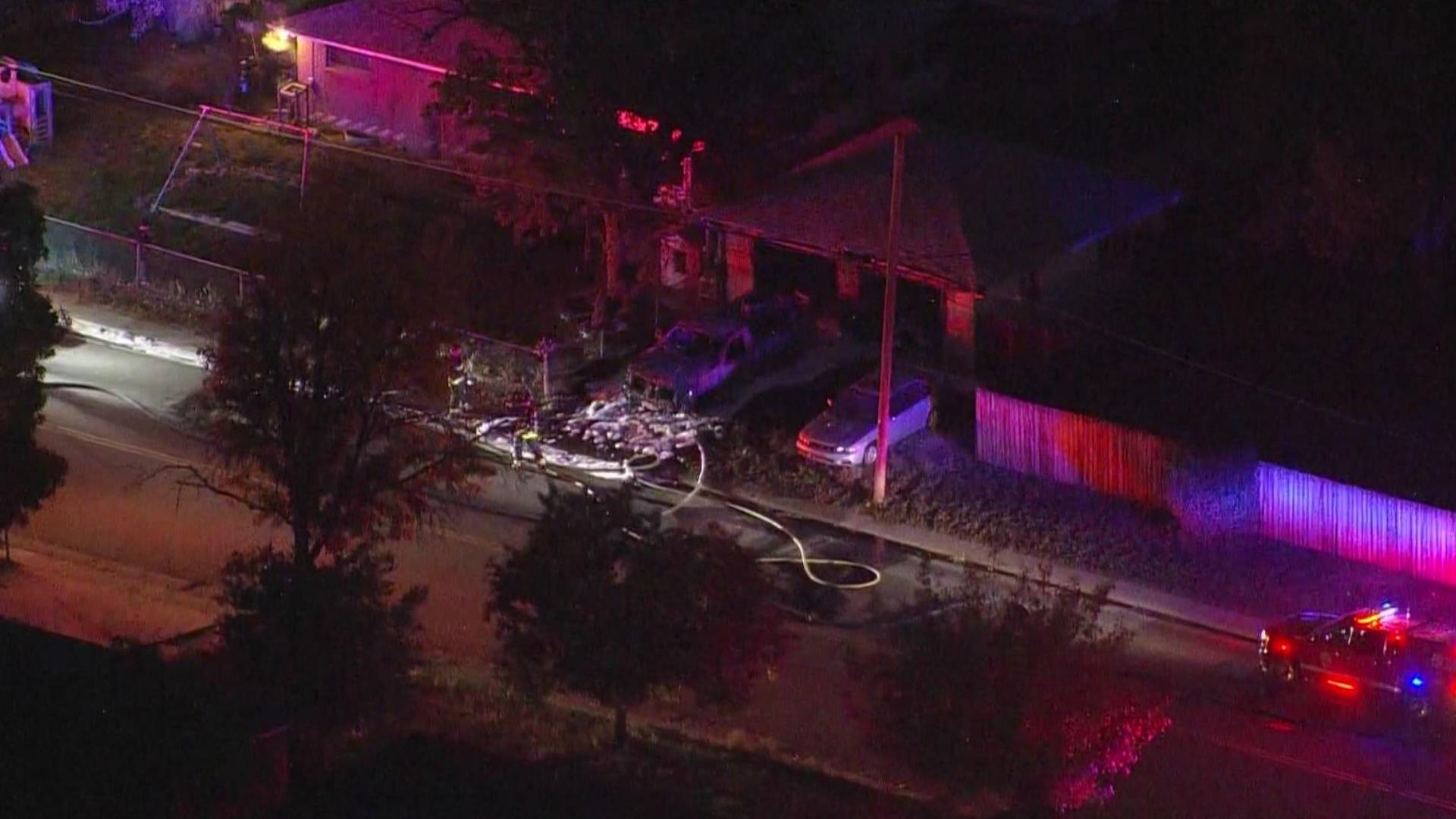 Aurora vehicle fire spreads to garage in Aurora | 9news.com