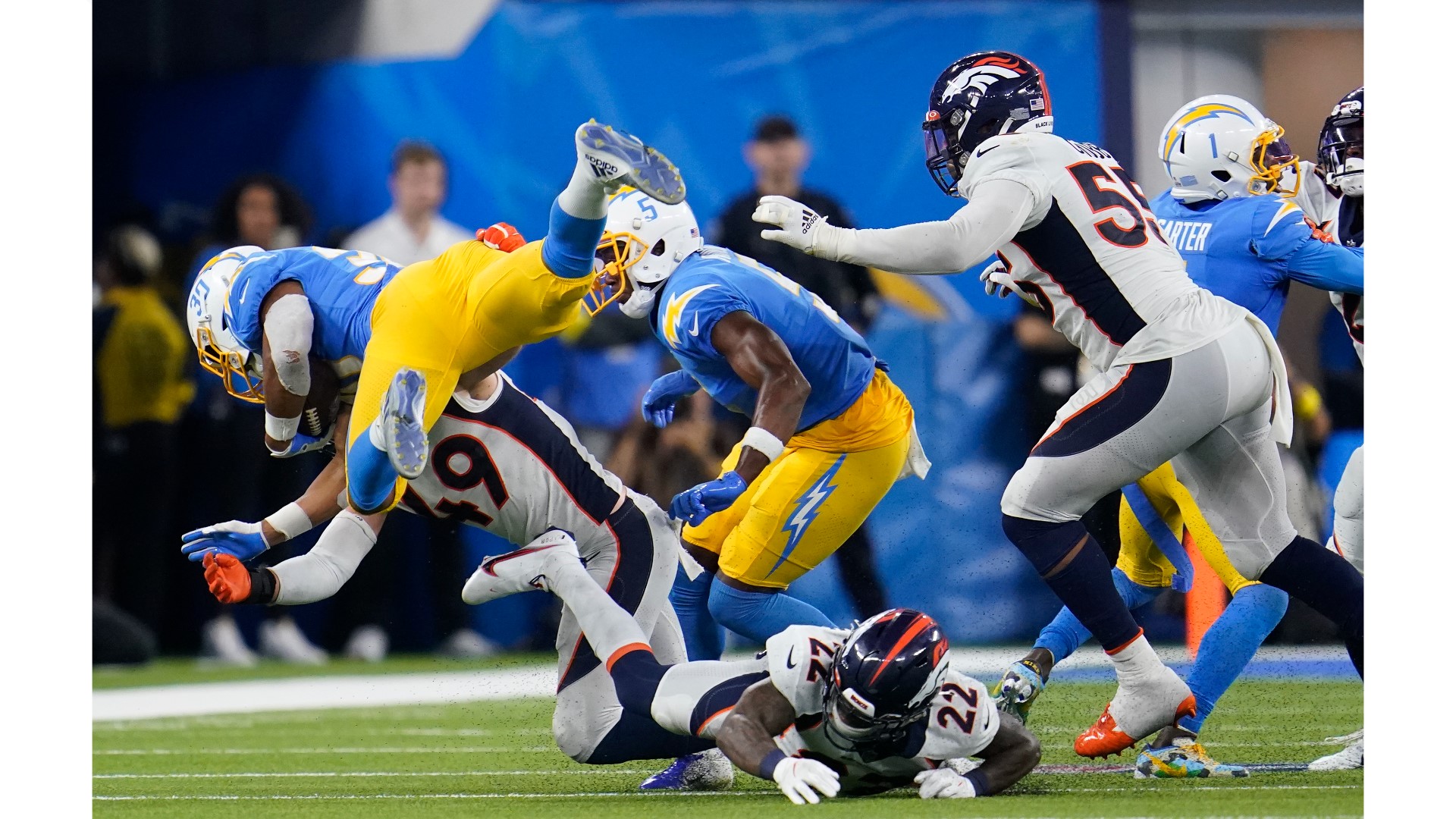 Alex Singleton 19 tackles against the Chargers | 9news.com