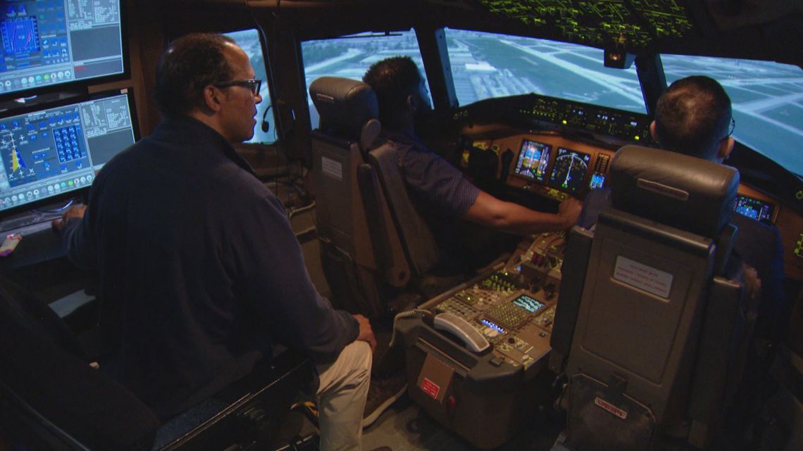 HBCU students connect with pilots at United training center | 9news.com