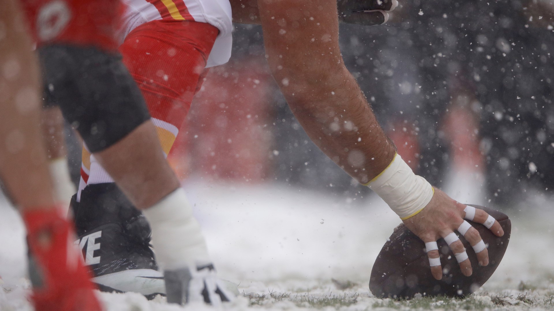 Mahomes throws through snowstorm, lifts Chiefs past Broncos, 23-3 ...