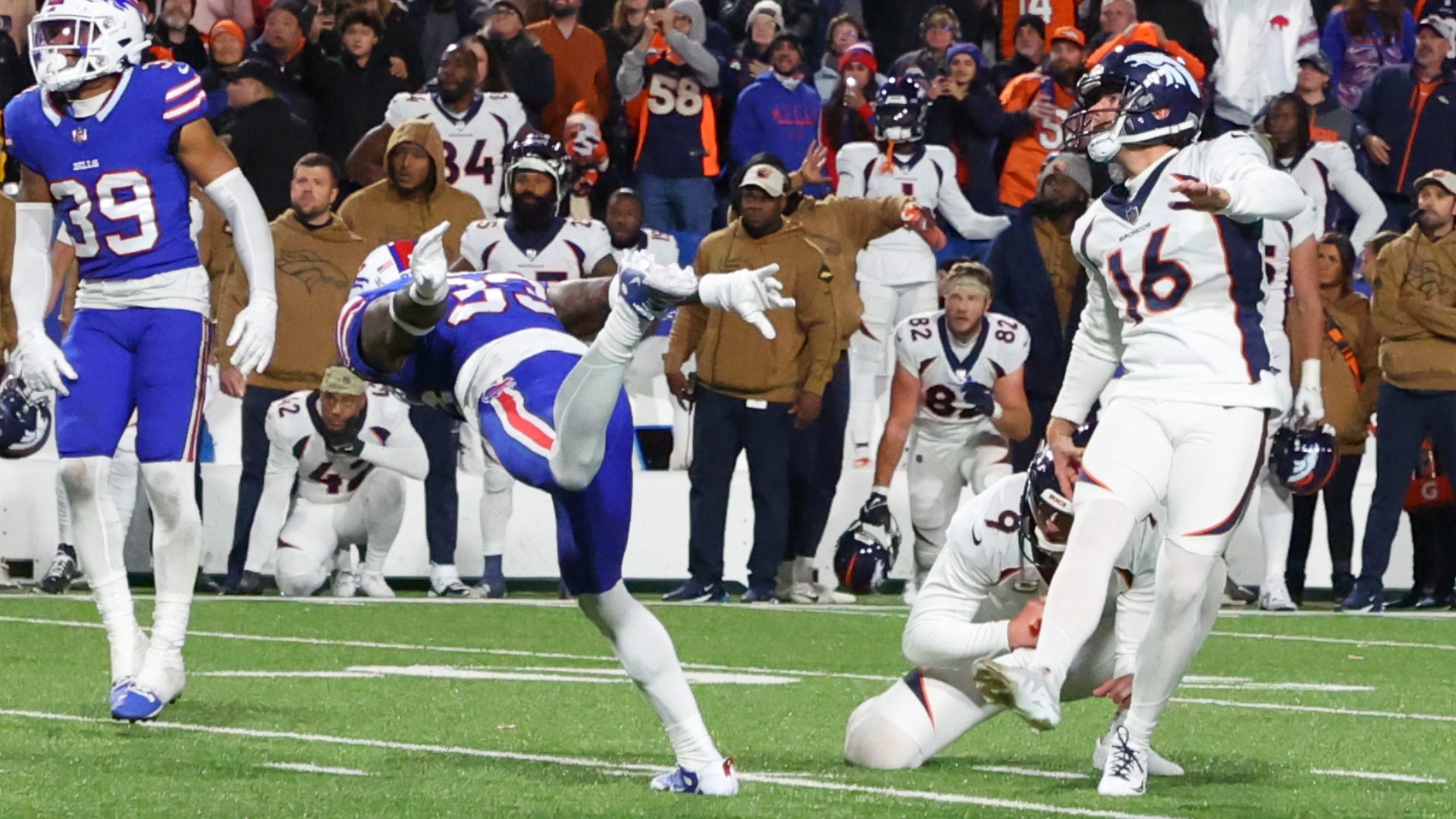 Wil Lutz shows he can handle the Hurricane kick field goal | 9news.com