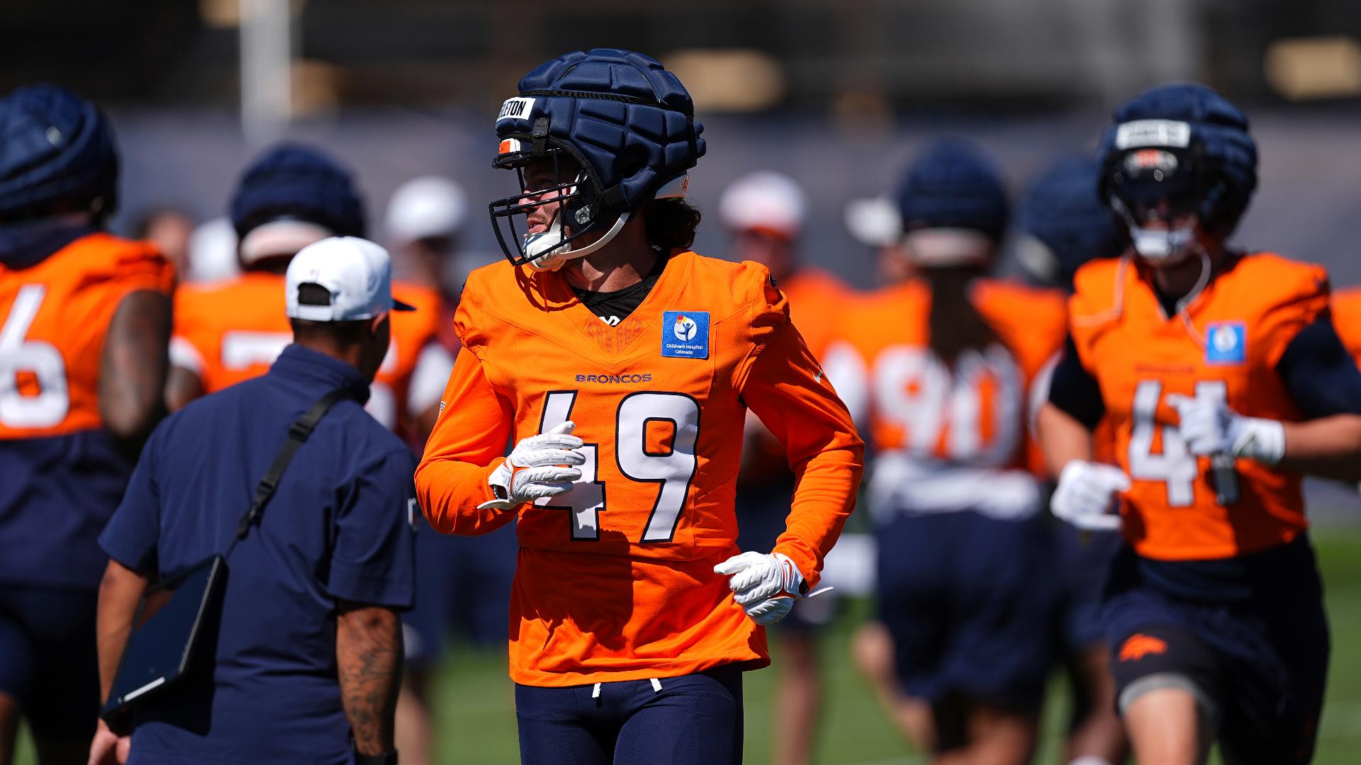 Broncos' inside linebacker Singleton suffers broken thumb | 9news.com