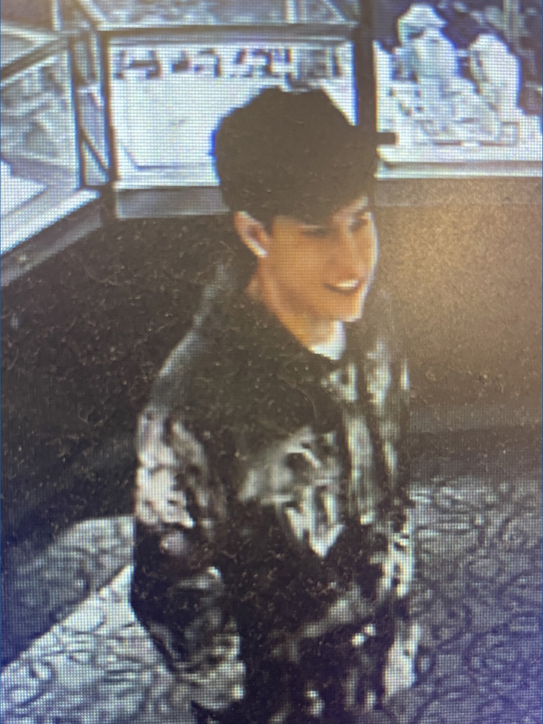 Thieves steal $10,000 gold chain from Colorado jewelry store | 9news.com
