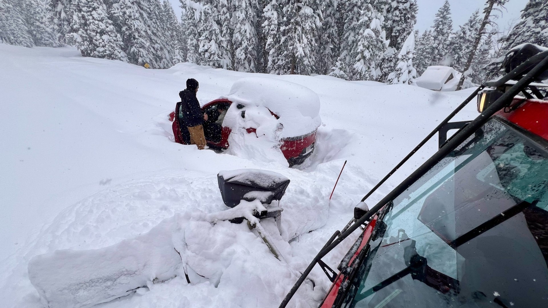 Colorado sheriff's office uses snowcat to rescue drivers in storm ...