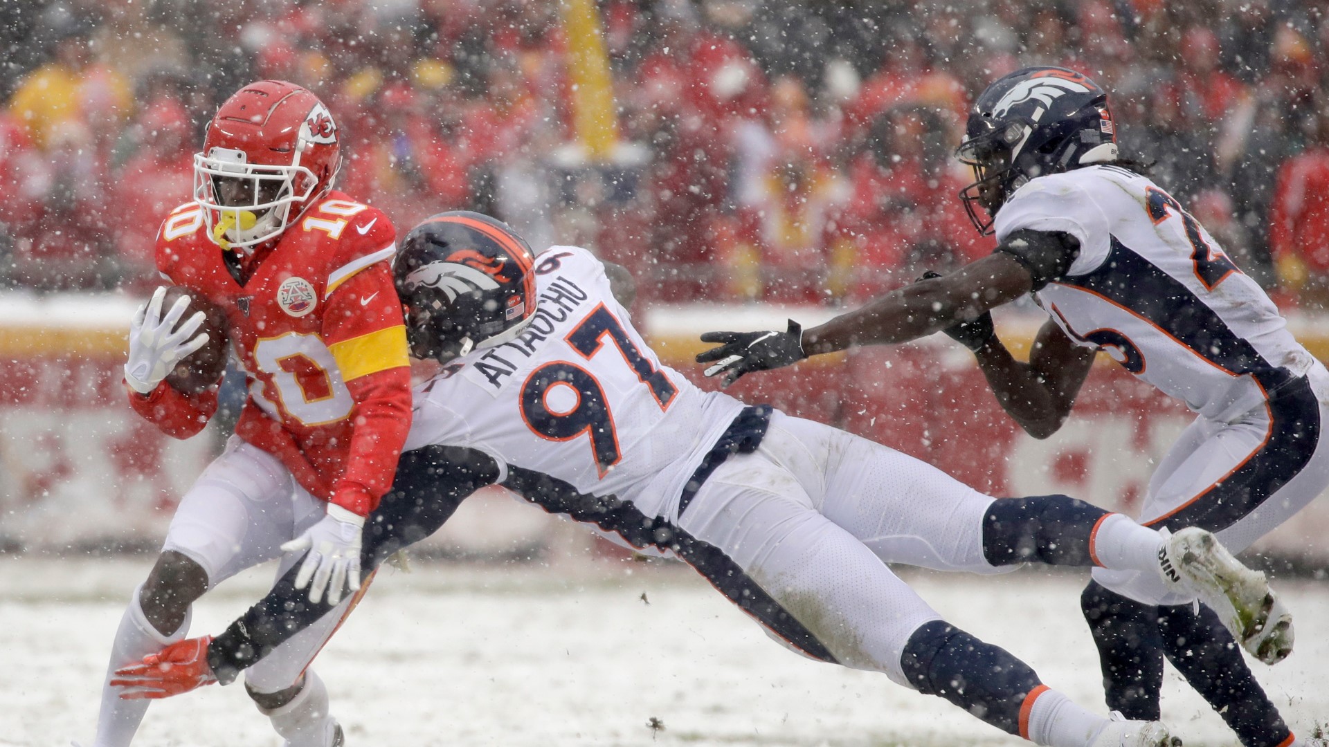 Mahomes throws through snowstorm, lifts Chiefs past Broncos, 23-3 ...