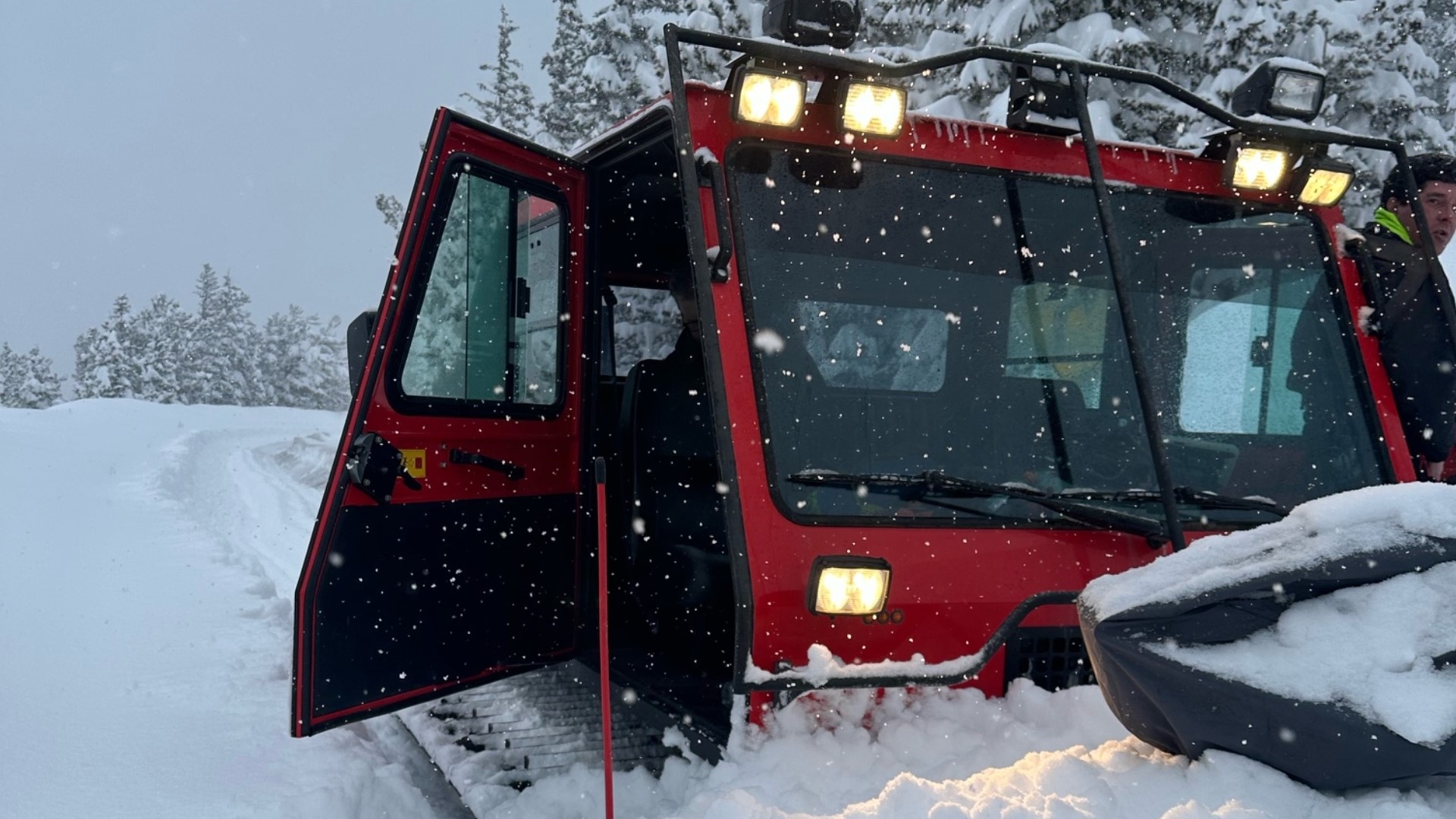 Colorado sheriff's office uses snowcat to rescue drivers in storm ...