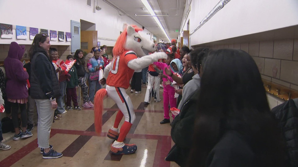 Elementary school fans celebrate with special Broncos visitors | 9news.com