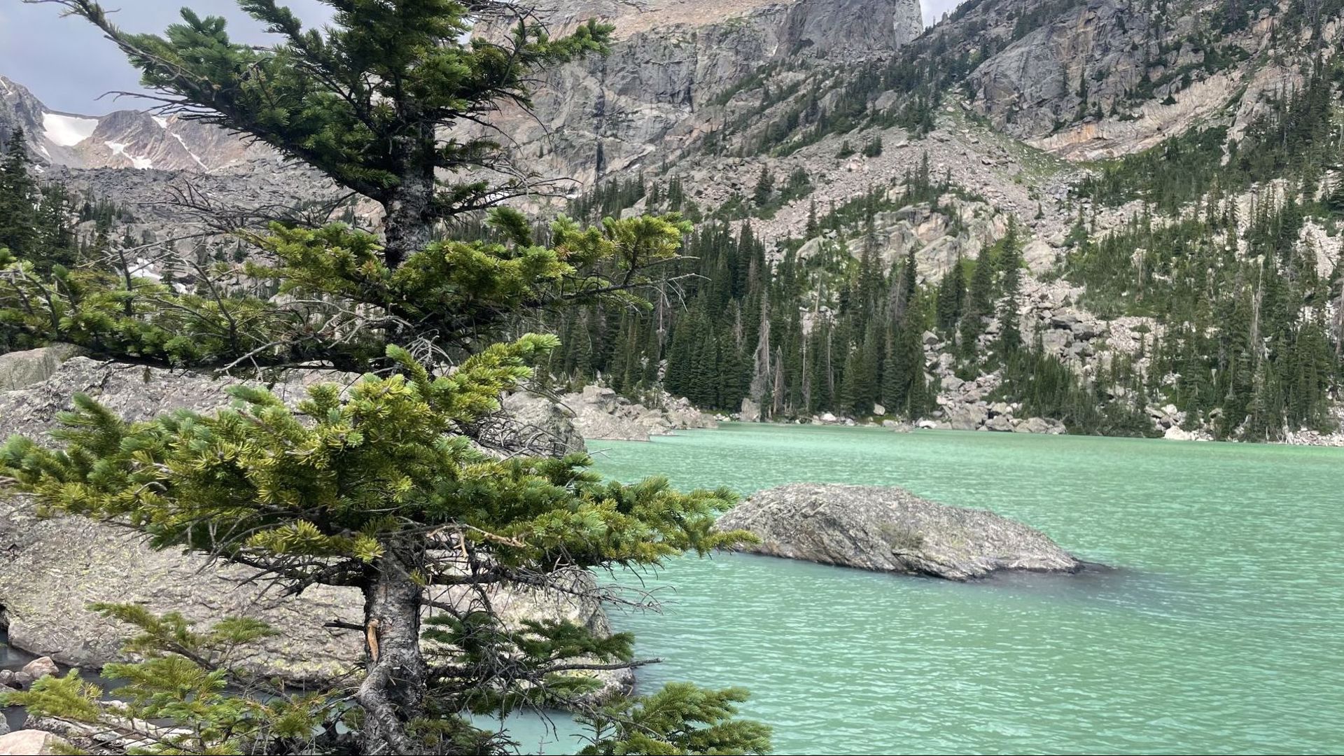 Lake Haiyaha in Rocky Mountain National Park has turned green | 9news.com