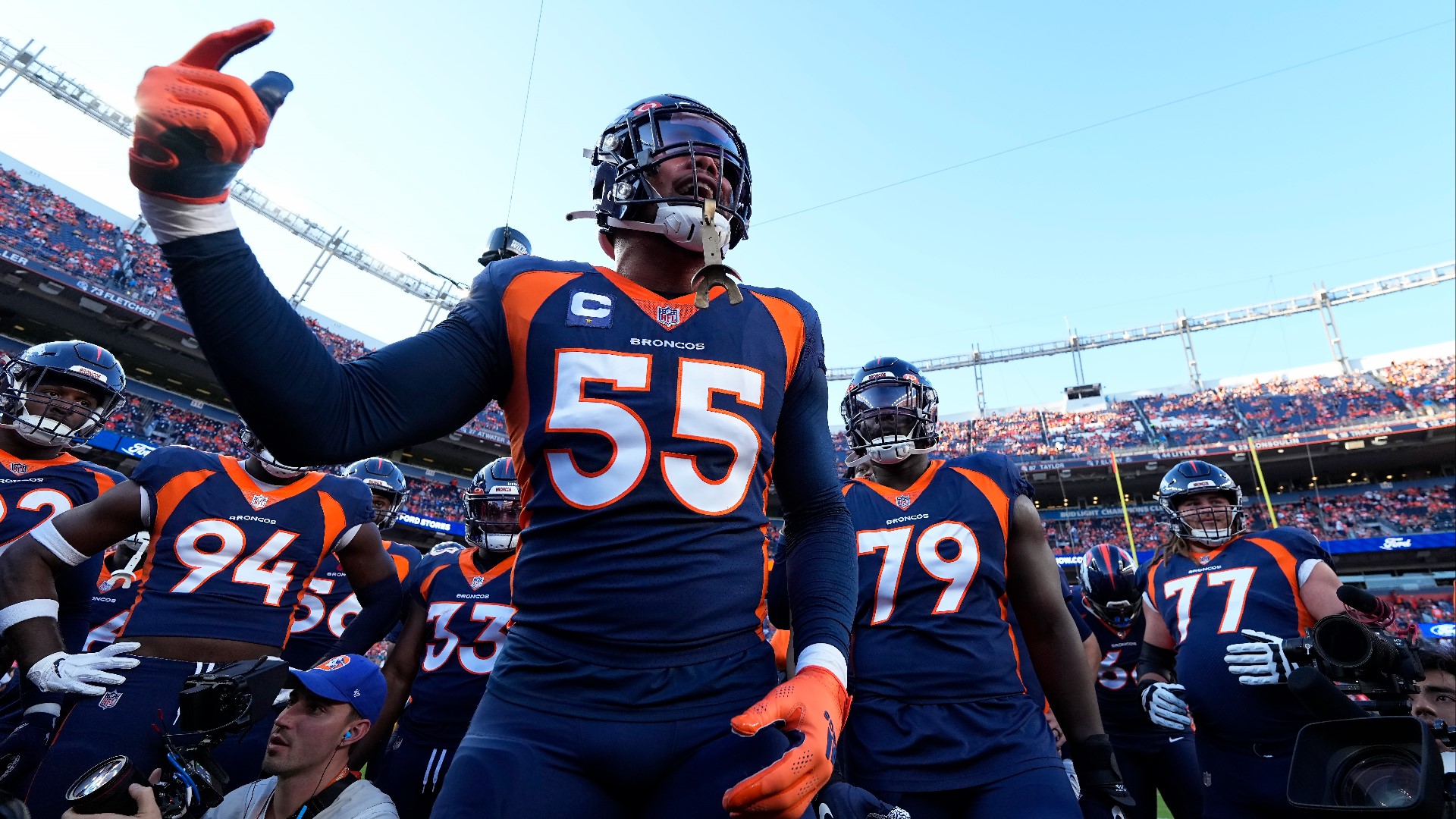 Broncos trade Bradley Chubb to Dolphins for first-round pick | 9news.com
