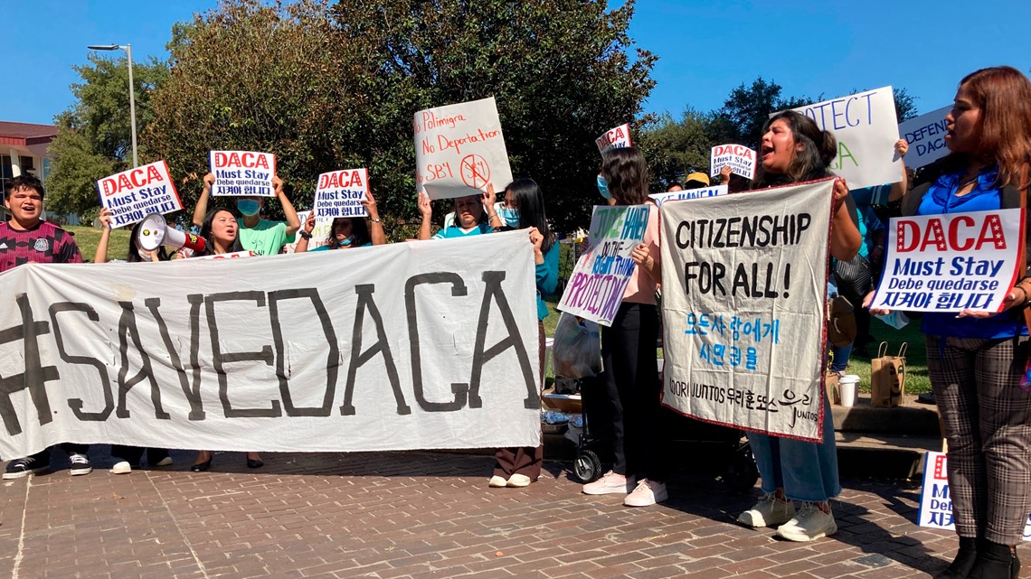 Juez mantiene vivo programa de inmigración DACA por ahora | 9news.com