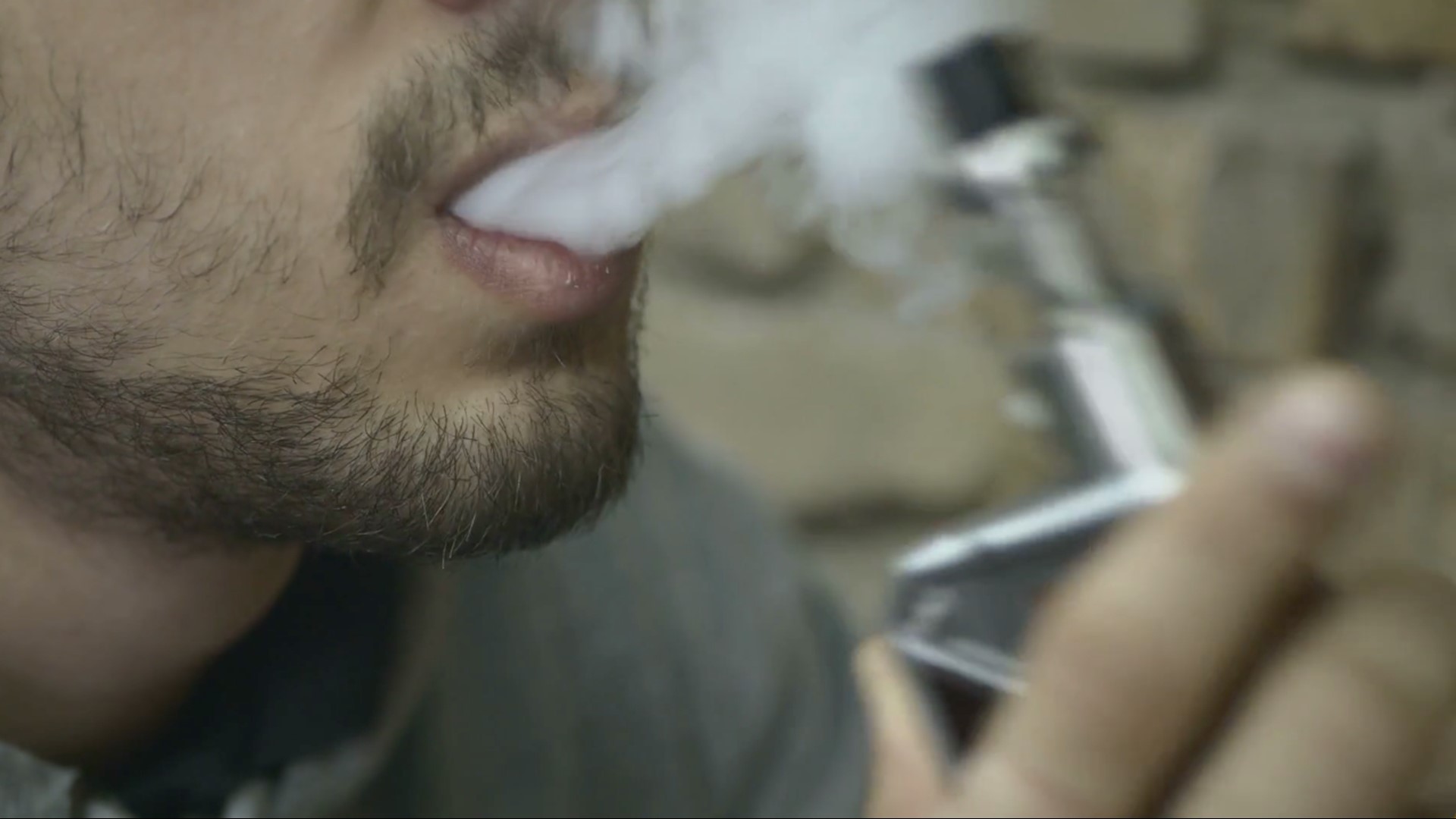 US vaping illness count jumps to 805, deaths rise to 13 | 9news.com