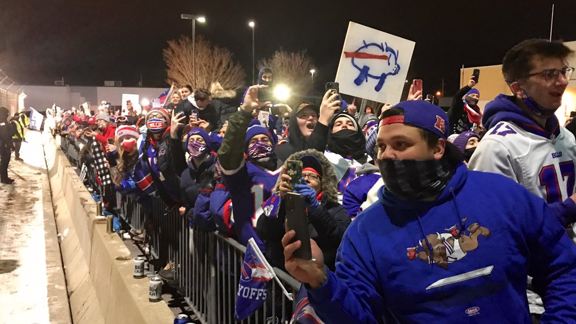 Buffalo Bills fans welcome team home from AFC championship | 9news.com