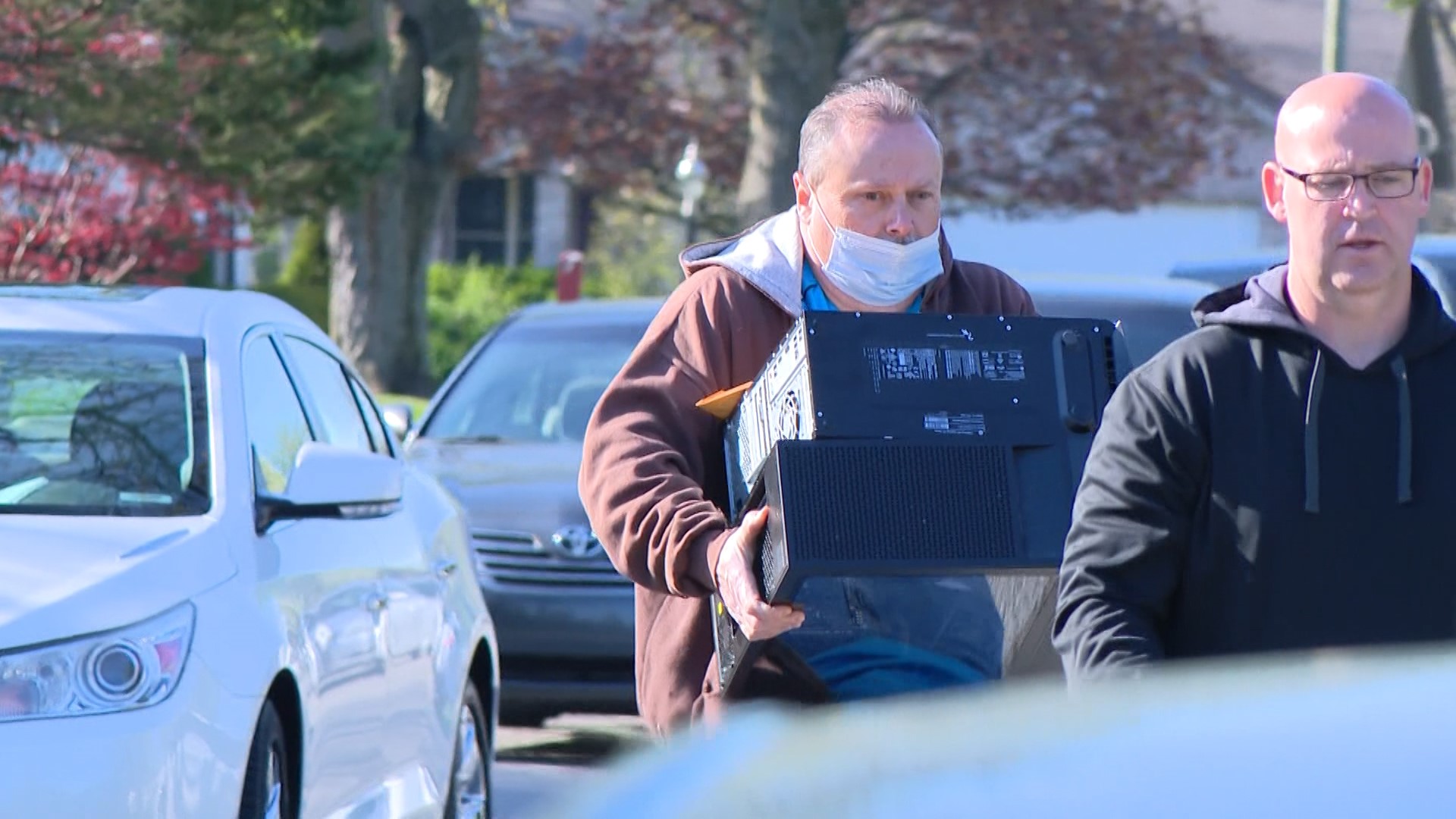 VIDEO: FBI searches Indy home of FedEx mass shooting suspect | 9news.com