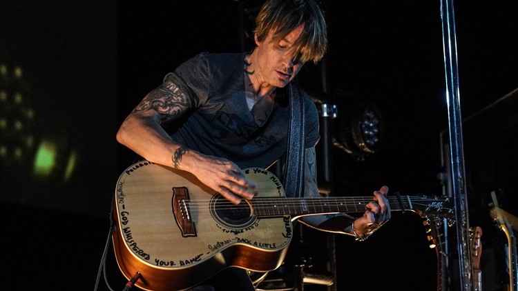 Watch: Keith Urban hosts surprise concert at Tennessee drive-in | 9news.com