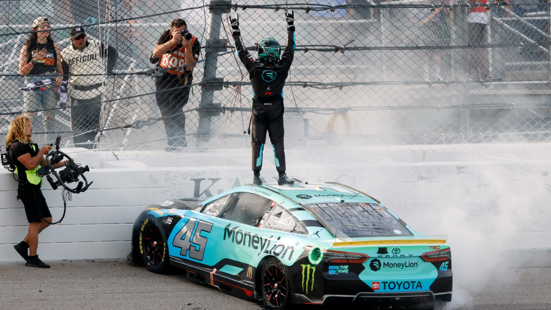 Tyler Reddick wins NASCAR Cup race at Kansas with late charge | 9news.com