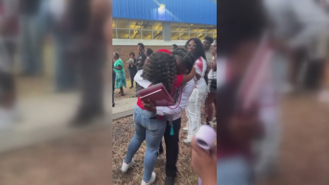Florida teen's high school graduation milestone moment goes viral ...