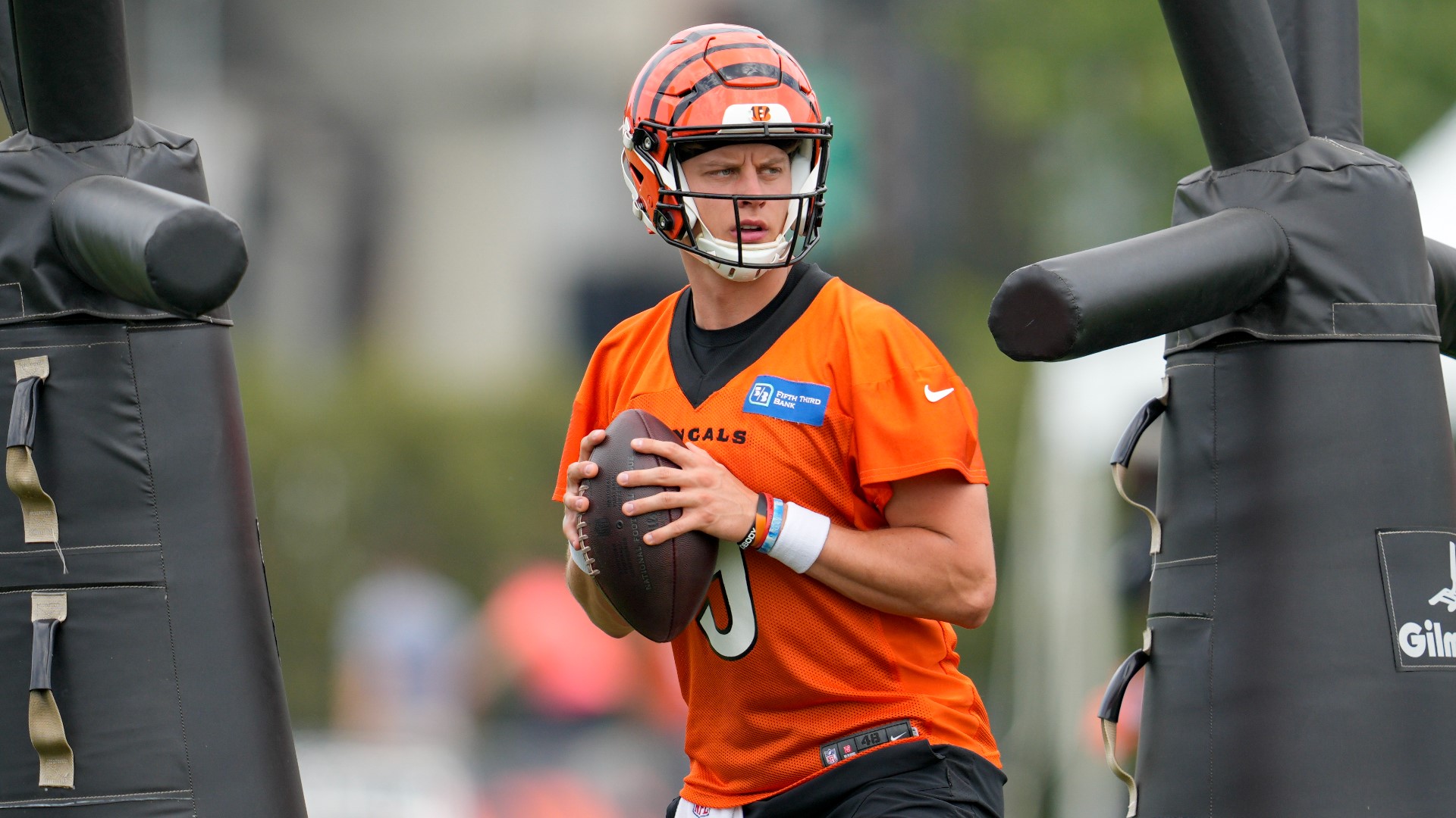 Bengals QB Burrow signs new contract, source says | 9news.com